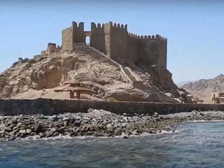 Pharaohs Island | On 1 spot alive history circled by reefs